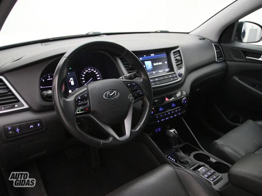 Black Hyundai Tucson 2016 in Vilnius, with an engine capacity of 1.70 L and mileage of 241 thousand km for 12799 €, photo 17 on AUTOMOTO.COM.LV