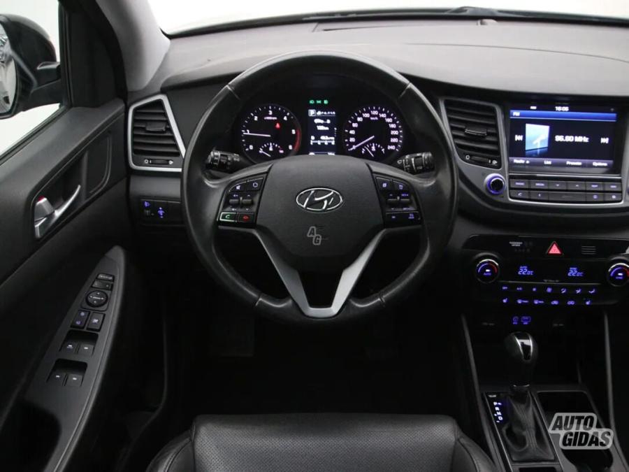 Black Hyundai Tucson 2016 in Vilnius, with an engine capacity of 1.70 L and mileage of 241 thousand km for 12799 €, photo 18 on AUTOMOTO.COM.LV