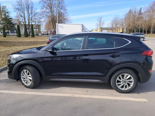 Black Hyundai Tucson 2016 in Taurage, with an engine capacity of 2.00 L and mileage of 239 thousand km for 9100 €, photo 1 on AUTOMOTO.COM.LV