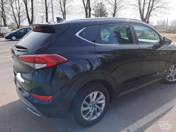 Black Hyundai Tucson 2016 in Taurage, with an engine capacity of 2.00 L and mileage of 239 thousand km for 9100 €, photo 5 on AUTOMOTO.COM.LV