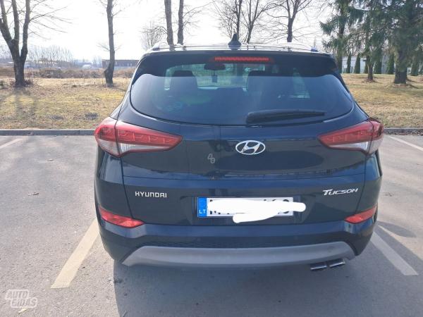 Black Hyundai Tucson 2016 in Taurage, with an engine capacity of 2.00 L and mileage of 239 thousand km for 9100 €, photo 6 on AUTOMOTO.COM.LV