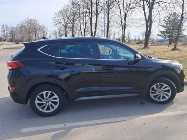 Black Hyundai Tucson 2016 in Taurage, with an engine capacity of 2.00 L and mileage of 239 thousand km for 9100 €, photo 7 on AUTOMOTO.COM.LV