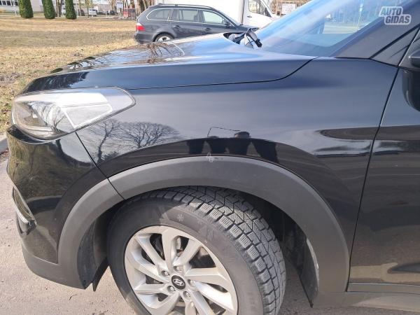 Black Hyundai Tucson 2016 in Taurage, with an engine capacity of 2.00 L and mileage of 239 thousand km for 9100 €, photo 8 on AUTOMOTO.COM.LV