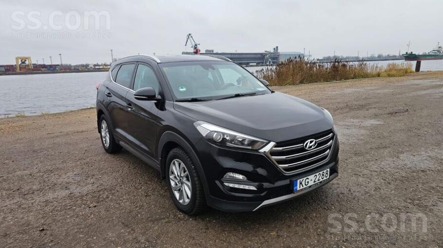 Black Hyundai Tucson 2016 in Riga, with an engine capacity of 1.60 L and mileage of 247 thousand km for 10500 €, photo 1 on AUTOMOTO.COM.LV