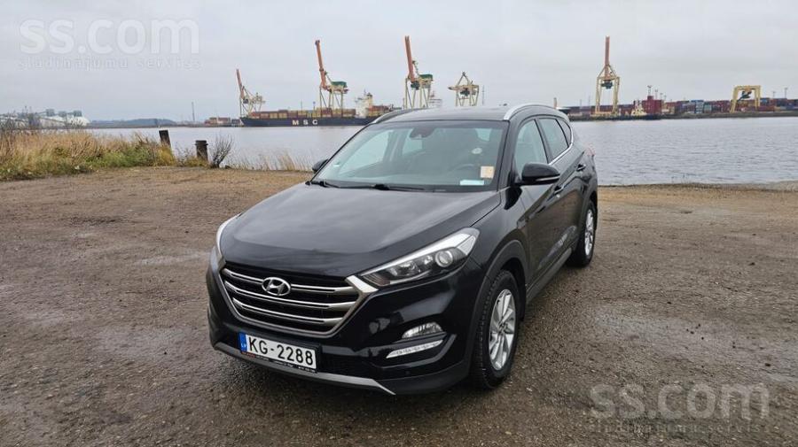 Black Hyundai Tucson 2016 in Riga, with an engine capacity of 1.60 L and mileage of 247 thousand km for 10500 €, photo 4 on AUTOMOTO.COM.LV
