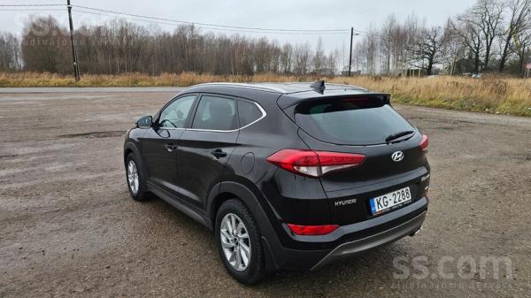 Black Hyundai Tucson 2016 in Riga, with an engine capacity of 1.60 L and mileage of 247 thousand km for 10500 €, photo 4 on AUTOMOTO.COM.LV