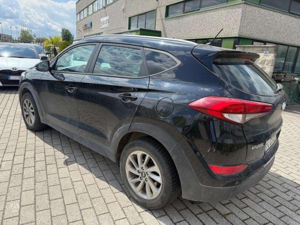 Black Hyundai Tucson 2016 in Siauliai, with an engine capacity of 1.69 L and mileage of 196 thousand km for 7900 €, photo 4 on AUTOMOTO.COM.LV