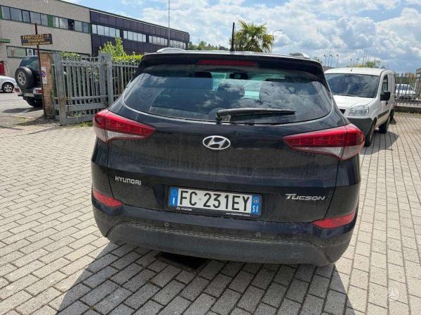 Black Hyundai Tucson 2016 in Siauliai, with an engine capacity of 1.69 L and mileage of 196 thousand km for 7900 €, photo 5 on AUTOMOTO.COM.LV