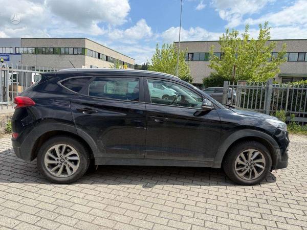 Black Hyundai Tucson 2016 in Siauliai, with an engine capacity of 1.69 L and mileage of 196 thousand km for 7900 €, photo 7 on AUTOMOTO.COM.LV