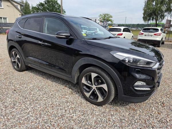Black Hyundai Tucson 2016 in Taurage, with an engine capacity of 1.70 L and mileage of 260 thousand km for 10200 €, photo 7 on AUTOMOTO.COM.LV