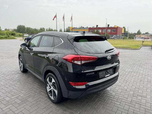 Black Hyundai Tucson 2016 in Telschi, with an engine capacity of 1.69 L and mileage of 164 thousand km for 10999 €, photo 4 on AUTOMOTO.COM.LV
