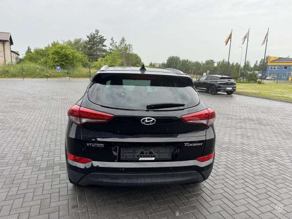 Black Hyundai Tucson 2016 in Telschi, with an engine capacity of 1.69 L and mileage of 164 thousand km for 10999 €, photo 5 on AUTOMOTO.COM.LV