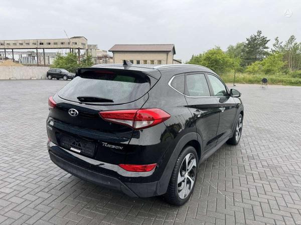 Black Hyundai Tucson 2016 in Telschi, with an engine capacity of 1.69 L and mileage of 164 thousand km for 10999 €, photo 6 on AUTOMOTO.COM.LV
