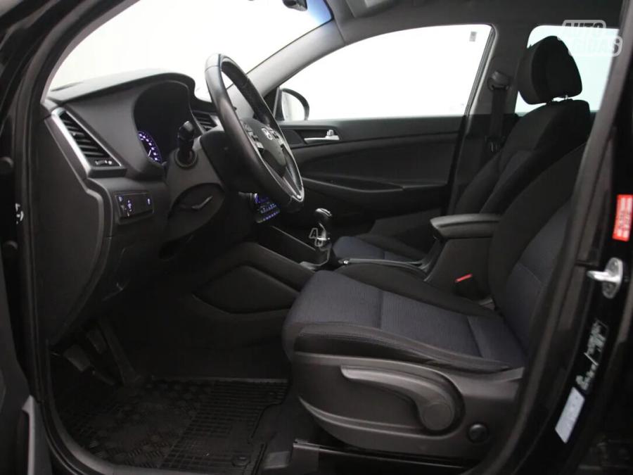 Black Hyundai Tucson 2016 in Vilnius, with an engine capacity of 1.70 L and mileage of 169 thousand km for 12499 €, photo 5 on AUTOMOTO.COM.LV