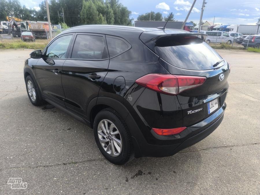 Black Hyundai Tucson 2016 in Radviliskis, with an engine capacity of 2.00 L and mileage of 163 thousand km for 10950 €, photo 7 on AUTOMOTO.COM.LV