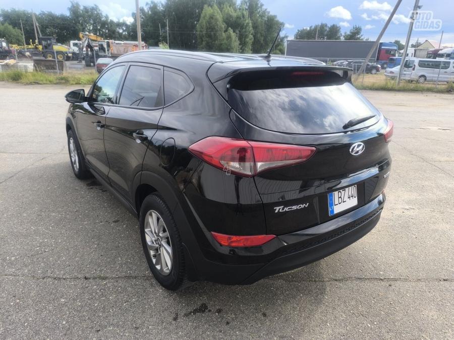 Black Hyundai Tucson 2016 in Radviliskis, with an engine capacity of 2.00 L and mileage of 163 thousand km for 10950 €, photo 8 on AUTOMOTO.COM.LV