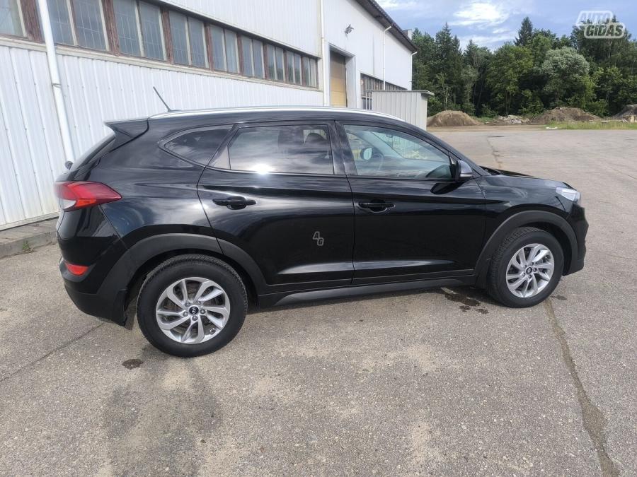 Black Hyundai Tucson 2016 in Radviliskis, with an engine capacity of 2.00 L and mileage of 163 thousand km for 10950 €, photo 11 on AUTOMOTO.COM.LV