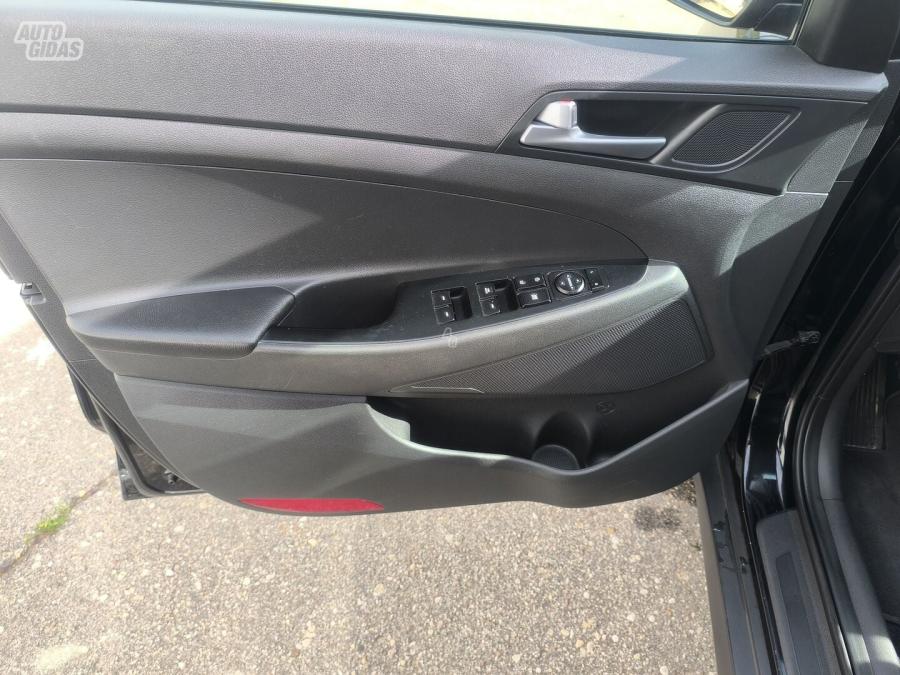 Black Hyundai Tucson 2016 in Radviliskis, with an engine capacity of 2.00 L and mileage of 163 thousand km for 10950 €, photo 23 on AUTOMOTO.COM.LV