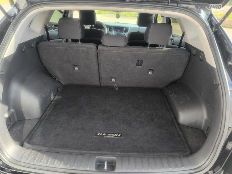 Black Hyundai Tucson 2016 in Radviliskis, with an engine capacity of 2.00 L and mileage of 163 thousand km for 10950 €, photo 28 on AUTOMOTO.COM.LV