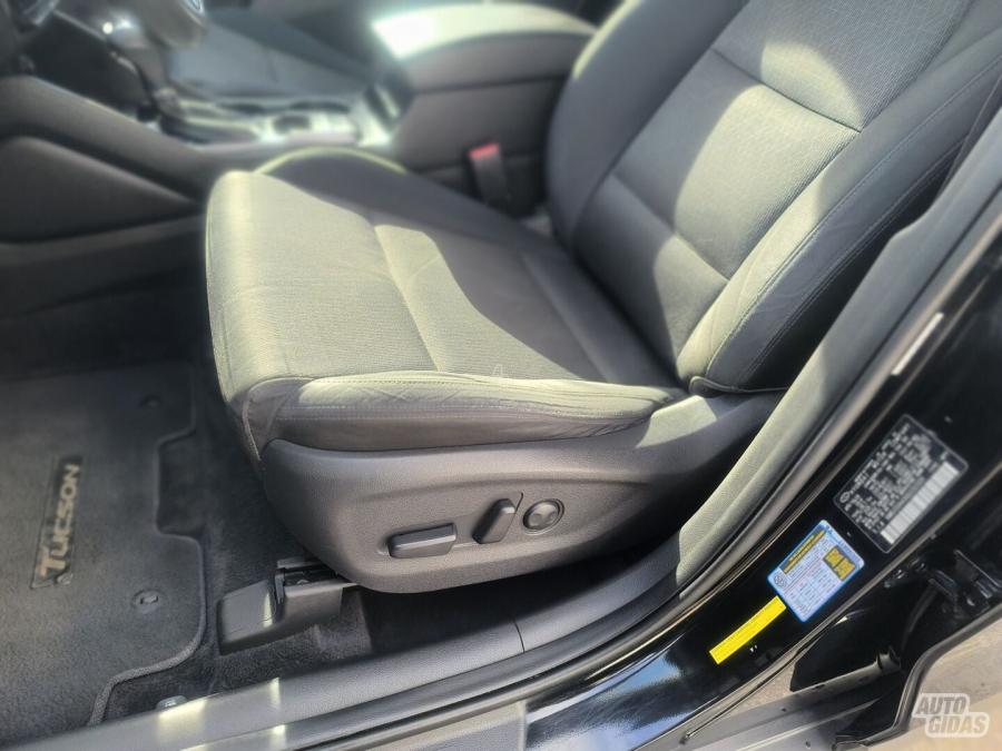 Black Hyundai Tucson 2016 in Radviliskis, with an engine capacity of 2.00 L and mileage of 163 thousand km for 10950 €, photo 31 on AUTOMOTO.COM.LV