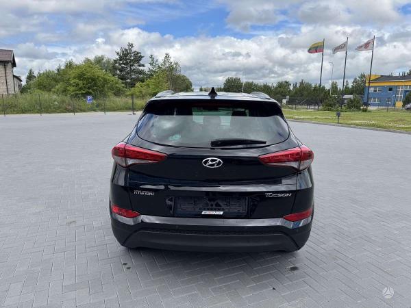 Black Hyundai Tucson 2016 in Telschi, with an engine capacity of 1.69 L and mileage of 203 thousand km for 9800 €, photo 5 on AUTOMOTO.COM.LV