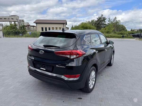 Black Hyundai Tucson 2016 in Telschi, with an engine capacity of 1.69 L and mileage of 203 thousand km for 9800 €, photo 6 on AUTOMOTO.COM.LV
