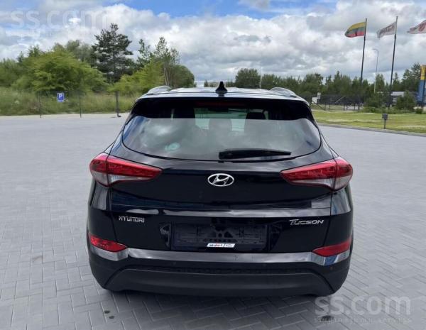 Black Hyundai Tucson 2016 in Telschi, with an engine capacity of 1.70 L and mileage of 203 thousand km for 9890 €, photo 8 on AUTOMOTO.COM.LV