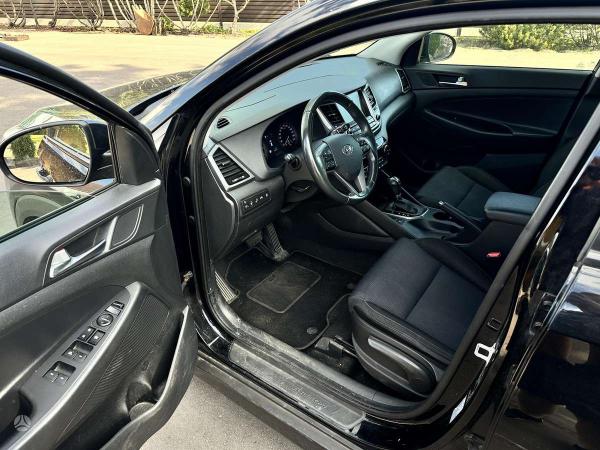 Black Hyundai Tucson 2016 in Marijampole, with an engine capacity of 1.59 L and mileage of 171 thousand km for 9900 €, photo 8 on AUTOMOTO.COM.LV