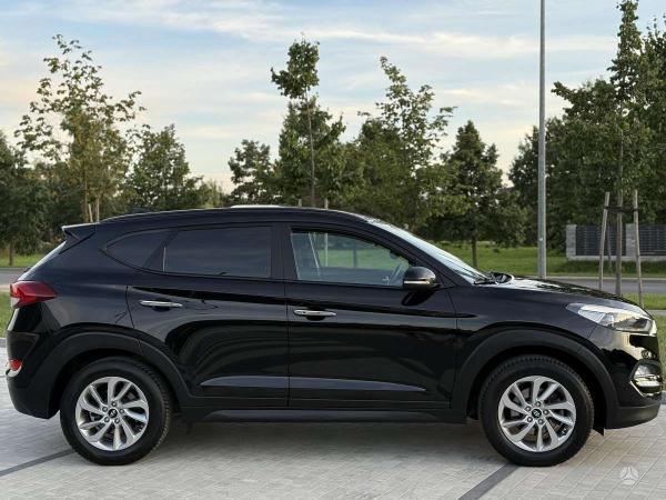 Black Hyundai Tucson 2016 in Siauliai, with an engine capacity of 1.69 L and mileage of 224 thousand km for 13950 €, photo 6 on AUTOMOTO.COM.LV