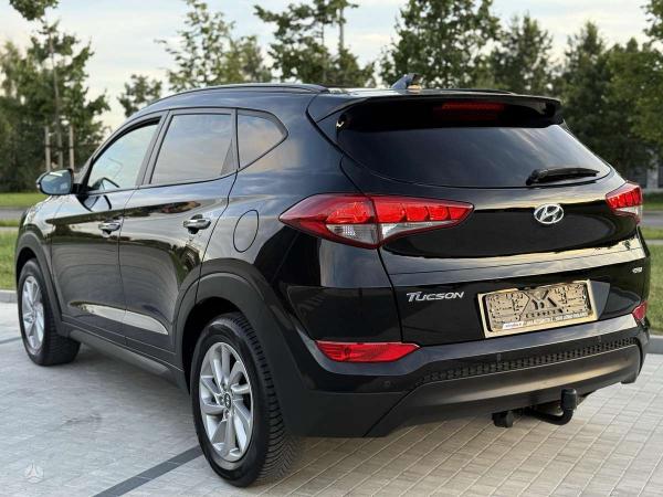 Black Hyundai Tucson 2016 in Siauliai, with an engine capacity of 1.69 L and mileage of 224 thousand km for 13950 €, photo 9 on AUTOMOTO.COM.LV