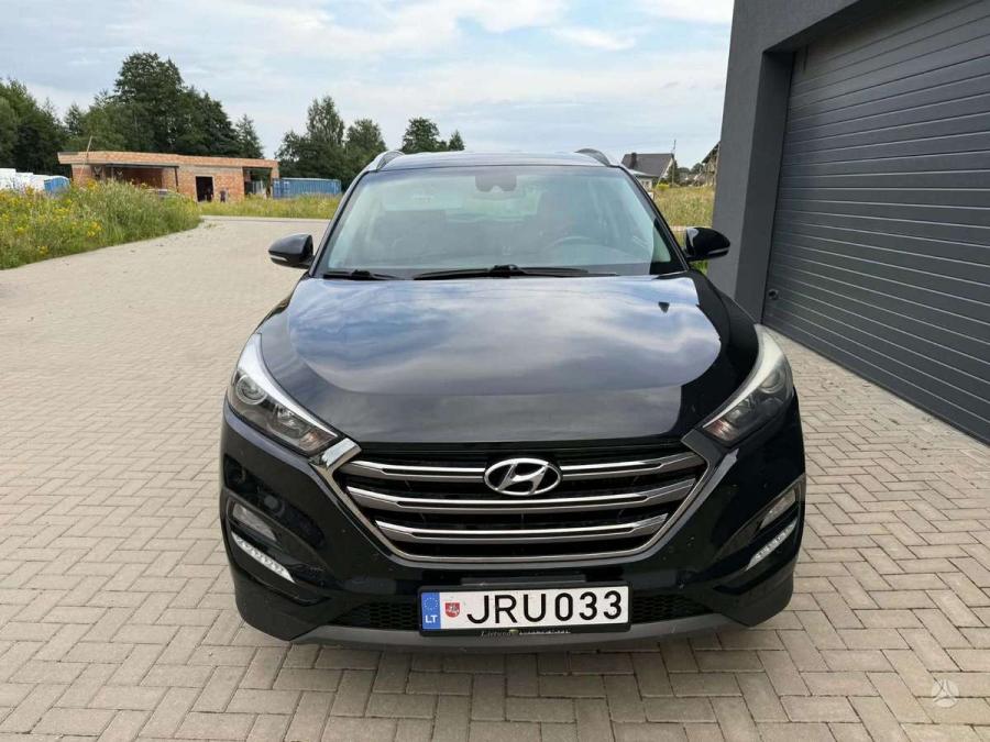 Black Hyundai Tucson 2016 in Utena, with an engine capacity of 1.69 L and mileage of 196 thousand km for 8400 €, photo 1 on AUTOMOTO.COM.LV