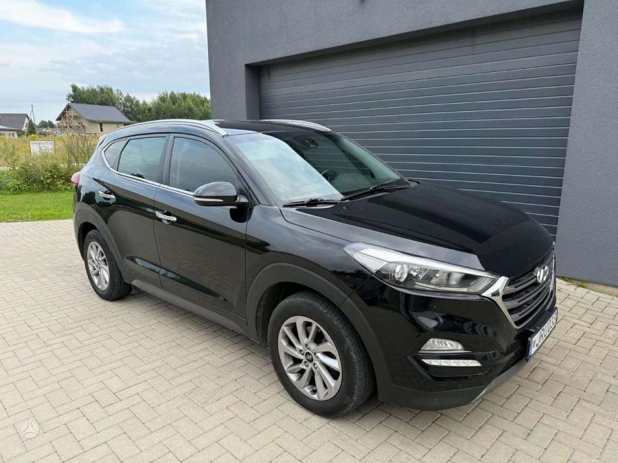 Black Hyundai Tucson 2016 in Utena, with an engine capacity of 1.69 L and mileage of 196 thousand km for 8400 €, photo 3 on AUTOMOTO.COM.LV
