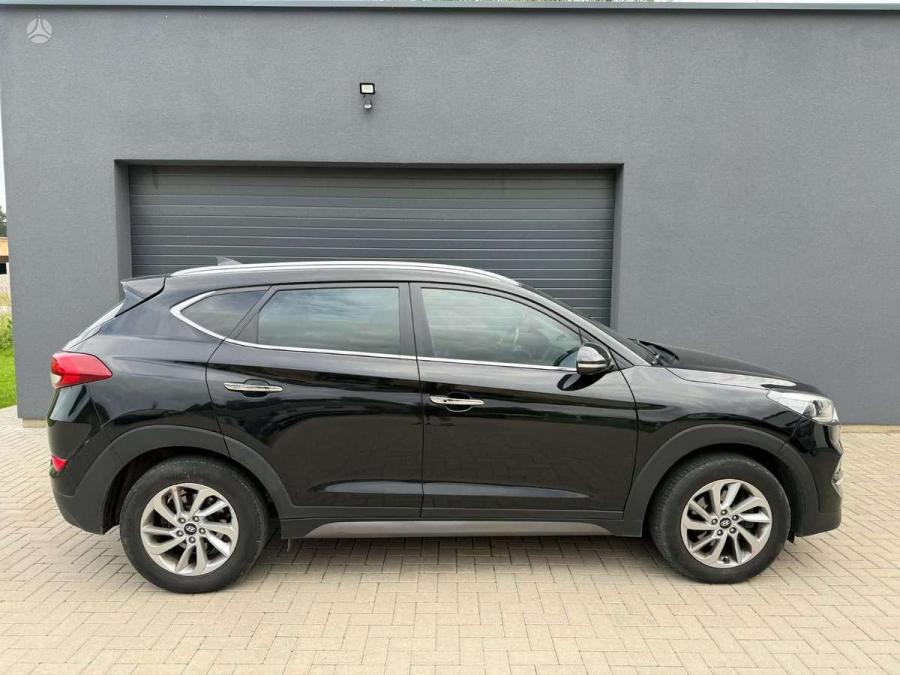 Black Hyundai Tucson 2016 in Utena, with an engine capacity of 1.69 L and mileage of 196 thousand km for 8400 €, photo 4 on AUTOMOTO.COM.LV