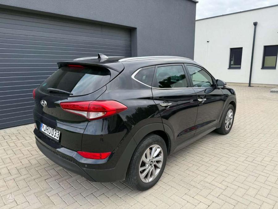 Black Hyundai Tucson 2016 in Utena, with an engine capacity of 1.69 L and mileage of 196 thousand km for 8400 €, photo 5 on AUTOMOTO.COM.LV