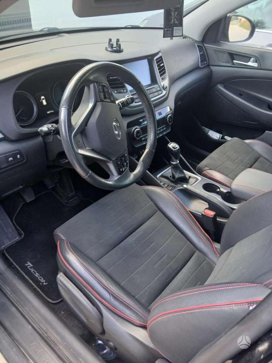 Black Hyundai Tucson 2016 in Utena, with an engine capacity of 1.69 L and mileage of 196 thousand km for 8400 €, photo 11 on AUTOMOTO.COM.LV