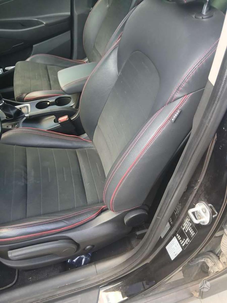 Black Hyundai Tucson 2016 in Utena, with an engine capacity of 1.69 L and mileage of 196 thousand km for 8400 €, photo 13 on AUTOMOTO.COM.LV