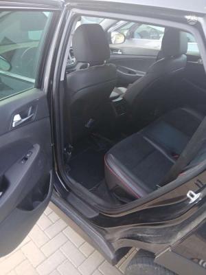 Black Hyundai Tucson 2016 in Utena, with an engine capacity of 1.69 L and mileage of 196 thousand km for 8400 €, photo 14 on AUTOMOTO.COM.LV