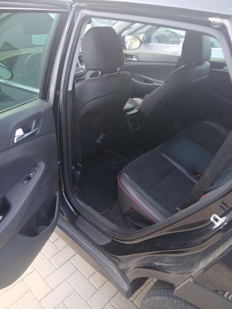 Black Hyundai Tucson 2016 in Utena, with an engine capacity of 1.69 L and mileage of 196 thousand km for 8400 €, photo 14 on AUTOMOTO.COM.LV