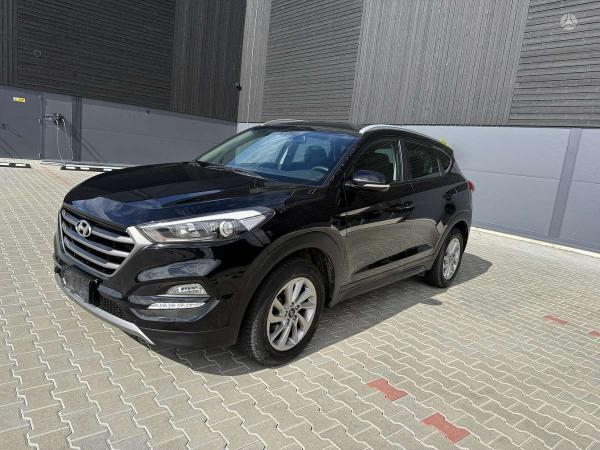 Black Hyundai Tucson 2016 in Siauliai, with an engine capacity of 1.69 L and mileage of 197 thousand km for 8400 €, photo 1 on AUTOMOTO.COM.LV