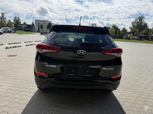 Black Hyundai Tucson 2016 in Siauliai, with an engine capacity of 1.69 L and mileage of 197 thousand km for 8400 €, photo 6 on AUTOMOTO.COM.LV