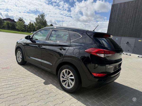 Black Hyundai Tucson 2016 in Siauliai, with an engine capacity of 1.69 L and mileage of 197 thousand km for 8400 €, photo 7 on AUTOMOTO.COM.LV