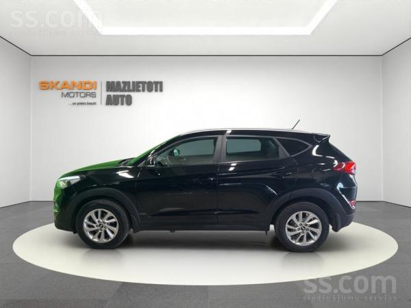 Black Hyundai Tucson 2016 in Riga, with an engine capacity of 1.70 L and mileage of 154 thousand km for 10990 €, photo 4 on AUTOMOTO.COM.LV