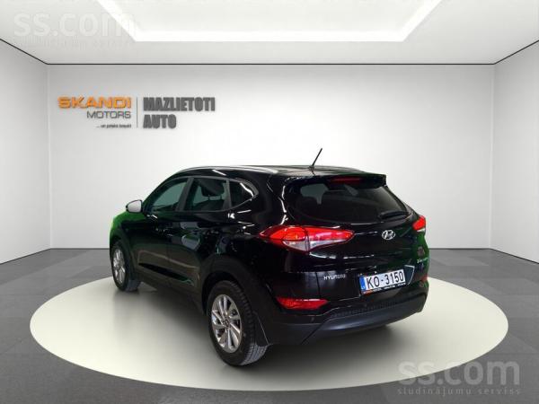 Black Hyundai Tucson 2016 in Riga, with an engine capacity of 1.70 L and mileage of 154 thousand km for 10990 €, photo 5 on AUTOMOTO.COM.LV