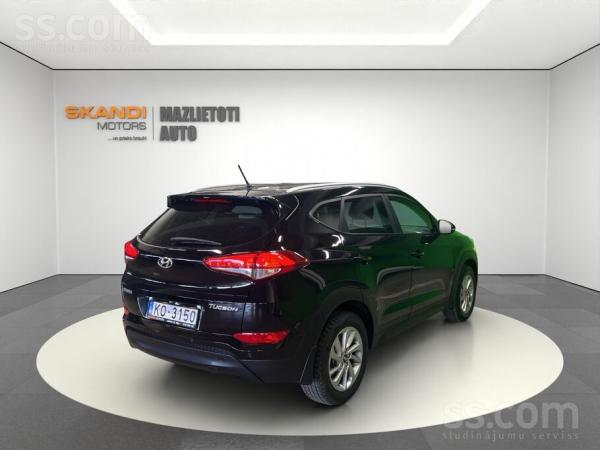Black Hyundai Tucson 2016 in Riga, with an engine capacity of 1.70 L and mileage of 154 thousand km for 10990 €, photo 7 on AUTOMOTO.COM.LV
