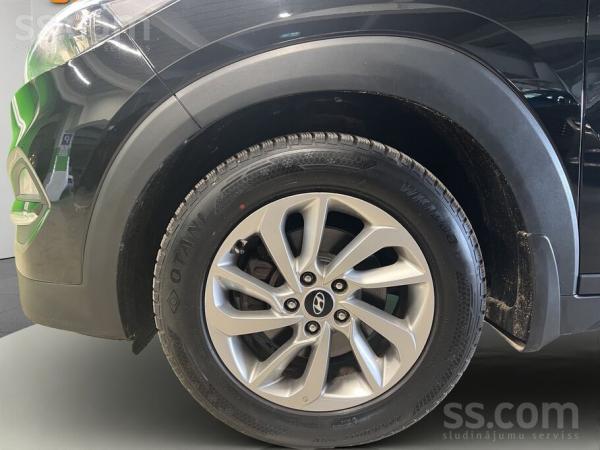 Black Hyundai Tucson 2016 in Riga, with an engine capacity of 1.70 L and mileage of 154 thousand km for 10990 €, photo 10 on AUTOMOTO.COM.LV