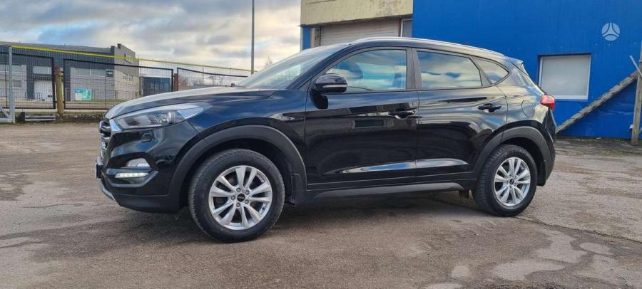 Black Hyundai Tucson 2017 in Siauliai, with an engine capacity of 1.59 L and mileage of 193 thousand km for 10777 €, photo 2 on AUTOMOTO.COM.LV