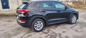 Black Hyundai Tucson 2017 in Siauliai, with an engine capacity of 1.59 L and mileage of 193 thousand km for 10777 €, photo 4 on AUTOMOTO.COM.LV