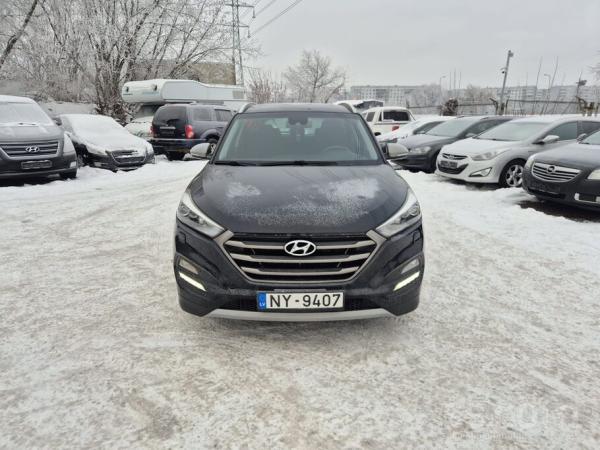Black Hyundai Tucson 2017 in Riga, with an engine capacity of 1.70 L and mileage of 171 thousand km for 12990 €, photo 3 on AUTOMOTO.COM.LV