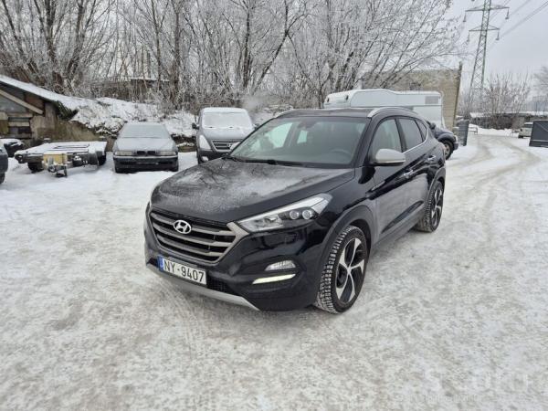 Black Hyundai Tucson 2017 in Riga, with an engine capacity of 1.70 L and mileage of 171 thousand km for 12990 €, photo 4 on AUTOMOTO.COM.LV