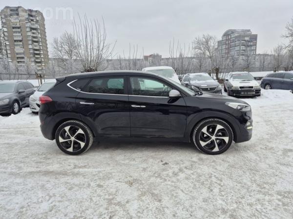 Black Hyundai Tucson 2017 in Riga, with an engine capacity of 1.70 L and mileage of 171 thousand km for 12990 €, photo 5 on AUTOMOTO.COM.LV